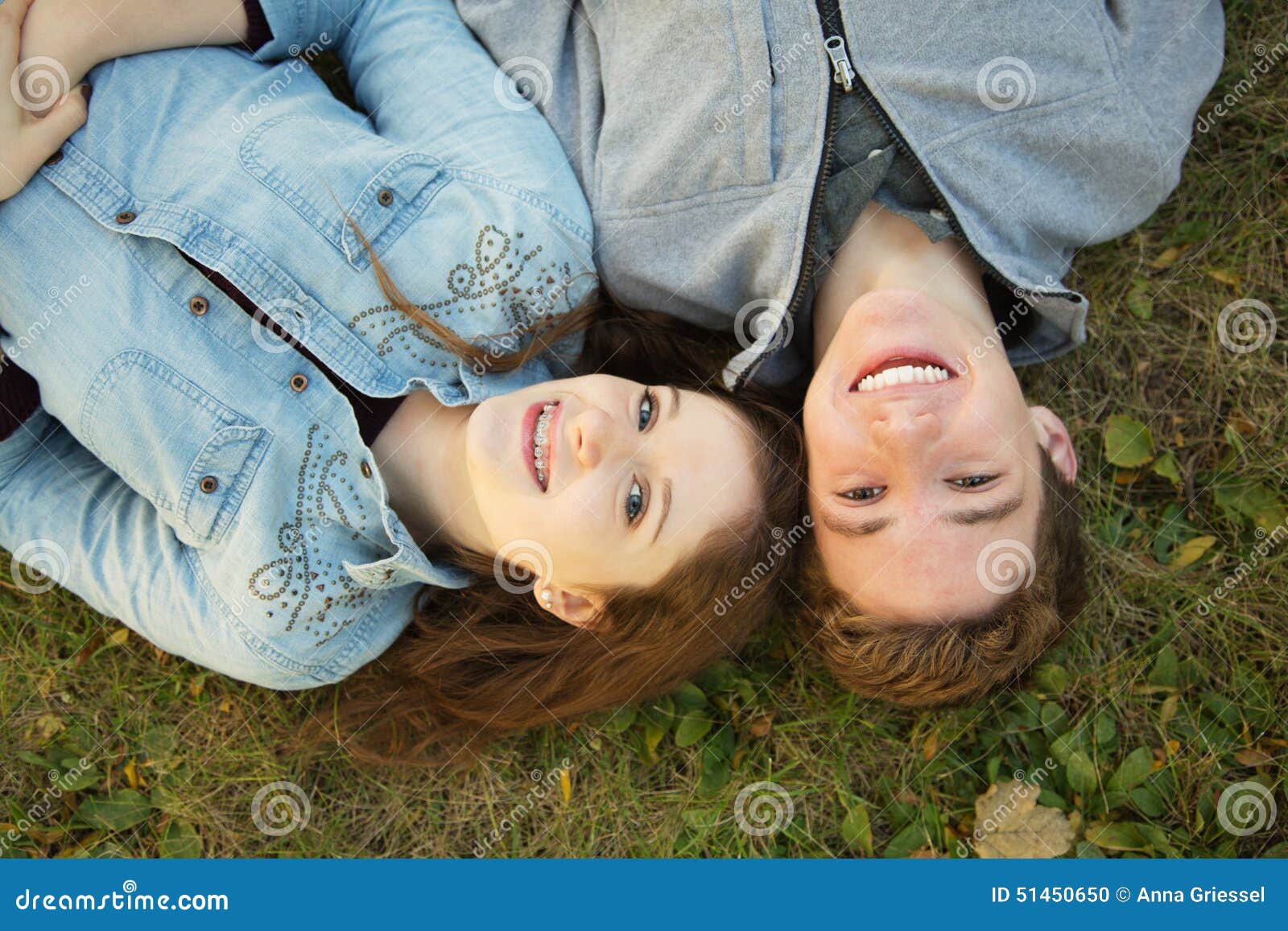 Amici Teenager Del Ragazzo E Della Ragazza Fotografia Stock - Immagine ...