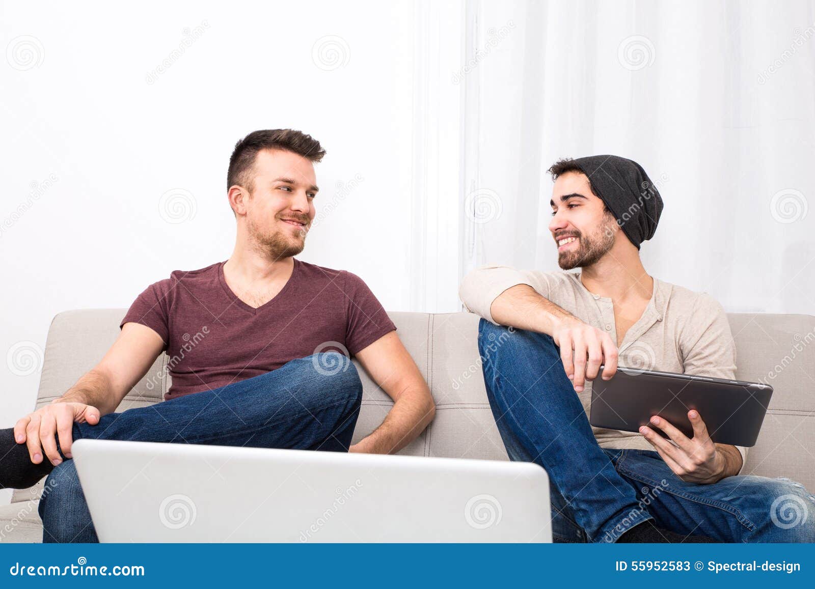 Amico Due a Casa Facendo Uso Di Un Computer Portatile E Di Un PC Della ...