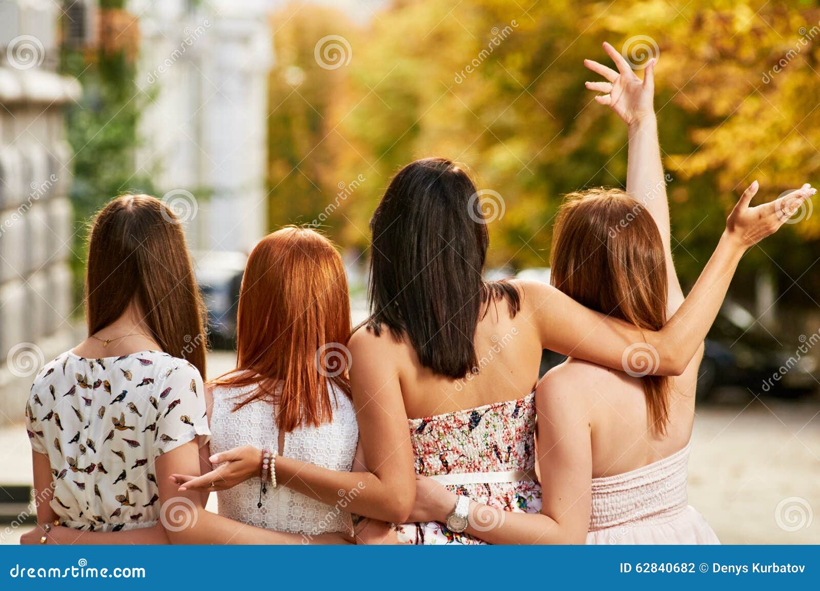 Amies de dos photo stock. Image of personne, nature, arrière - 62840682