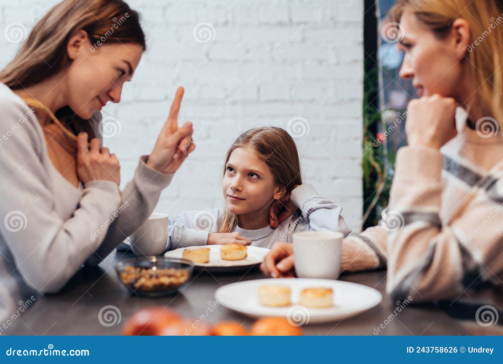 Amigas E Garotinhas Sentadas Juntas Na Mesa Da Cozinha Comendo E ...