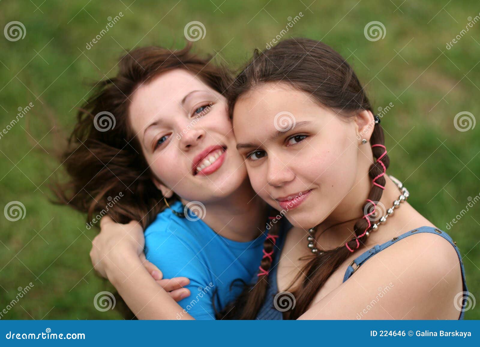 Amigos foto de archivo. Imagen de hermoso, riéndose, novias - 224646