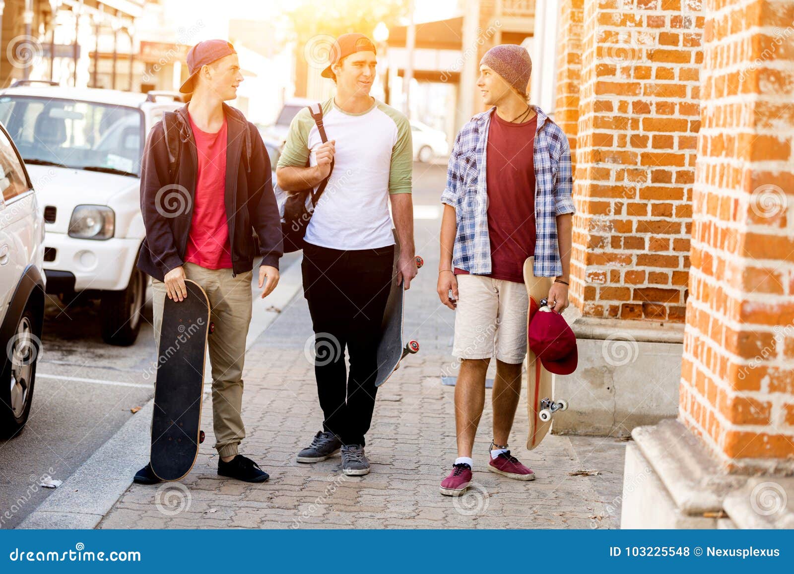 Amigos Adolescentes Que Andam Na Rua Foto De Stock Imagem De