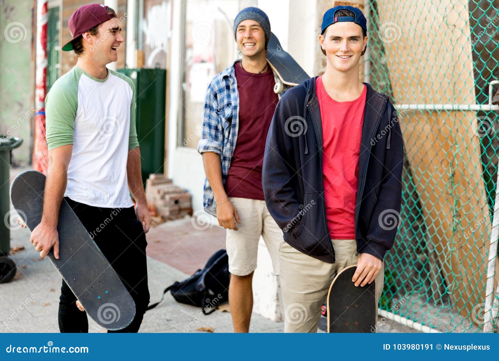 Amigos Adolescentes Que Andam Na Rua Imagem De Stock Imagem De