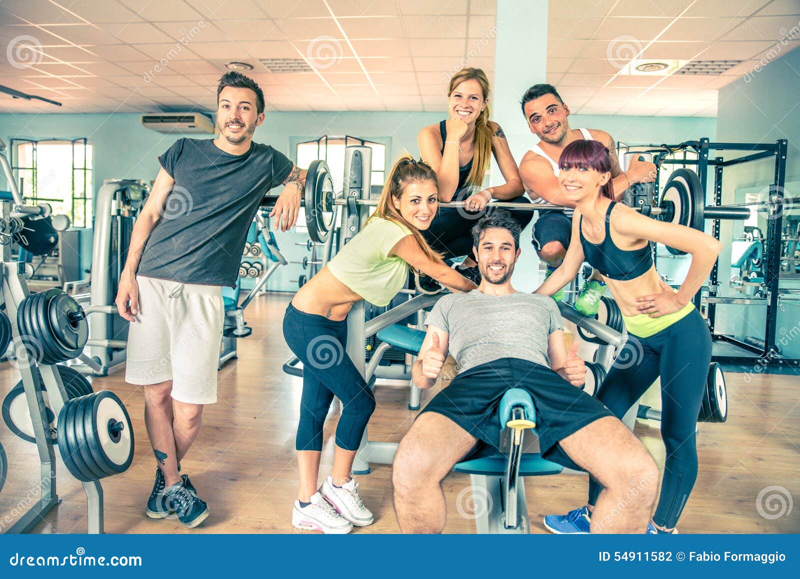 Amigos em um gym foto de stock. Imagem de quarto, ônibus - 54911582