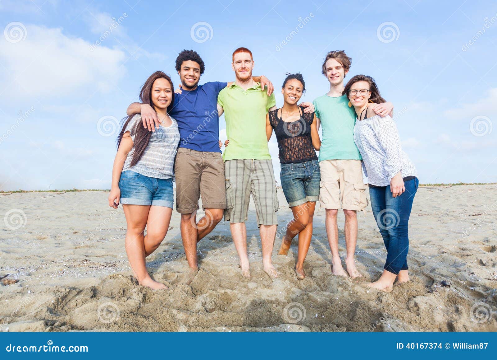 Amigos en la playa foto de archivo. Imagen de muchedumbre - 40167374