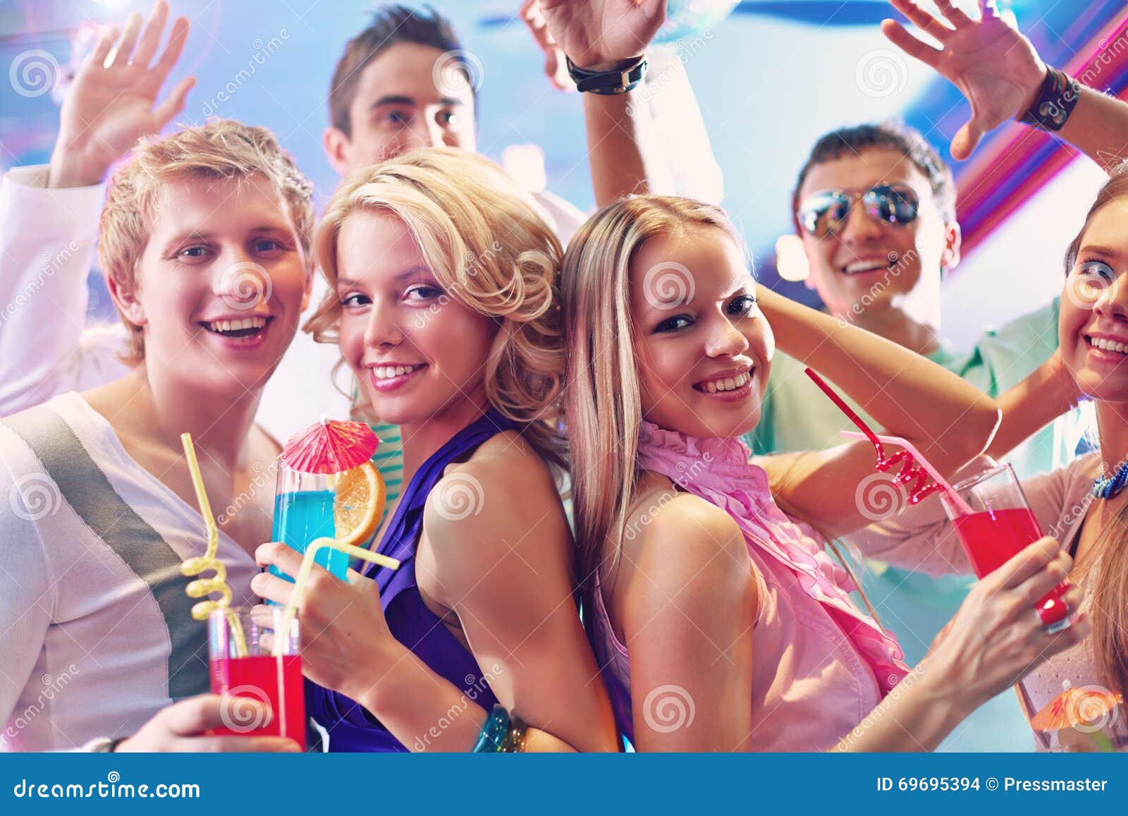 Amigos felizes foto de stock. Imagem de grupo, entretenimento - 69695394