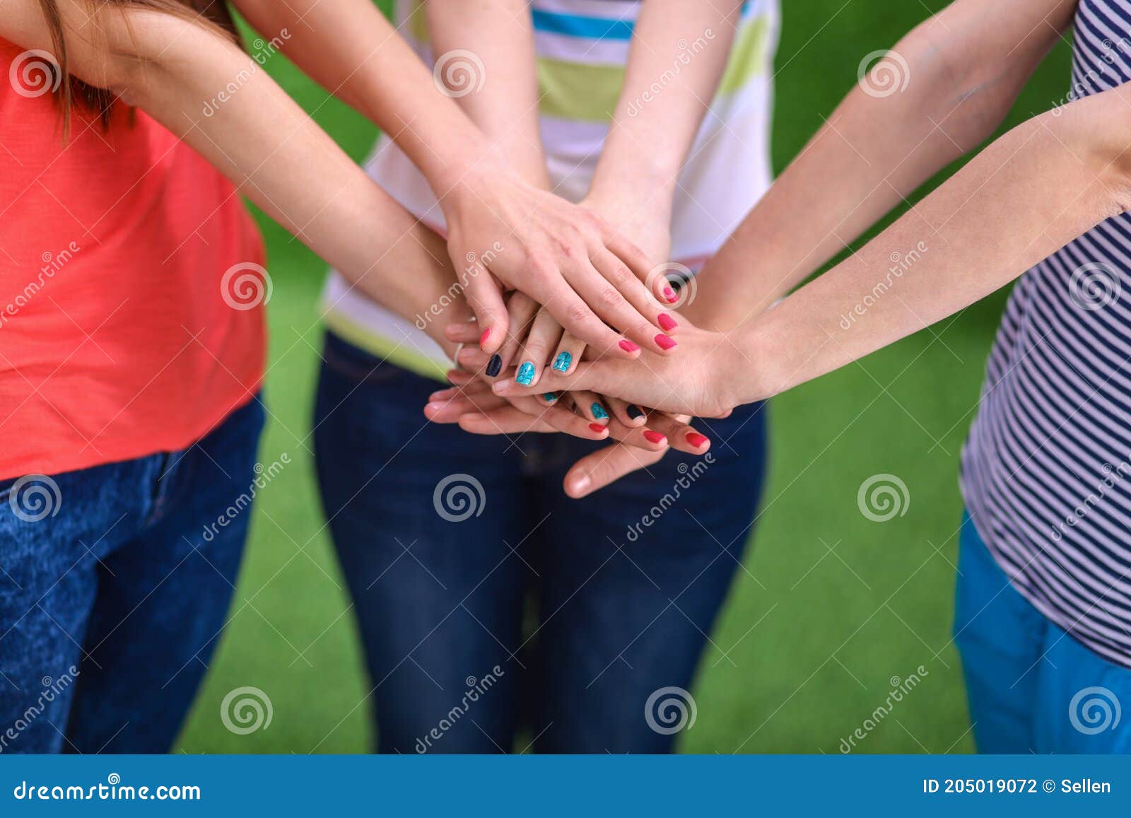 Amigos juntando sus manos foto de archivo. Imagen de adolescente ...