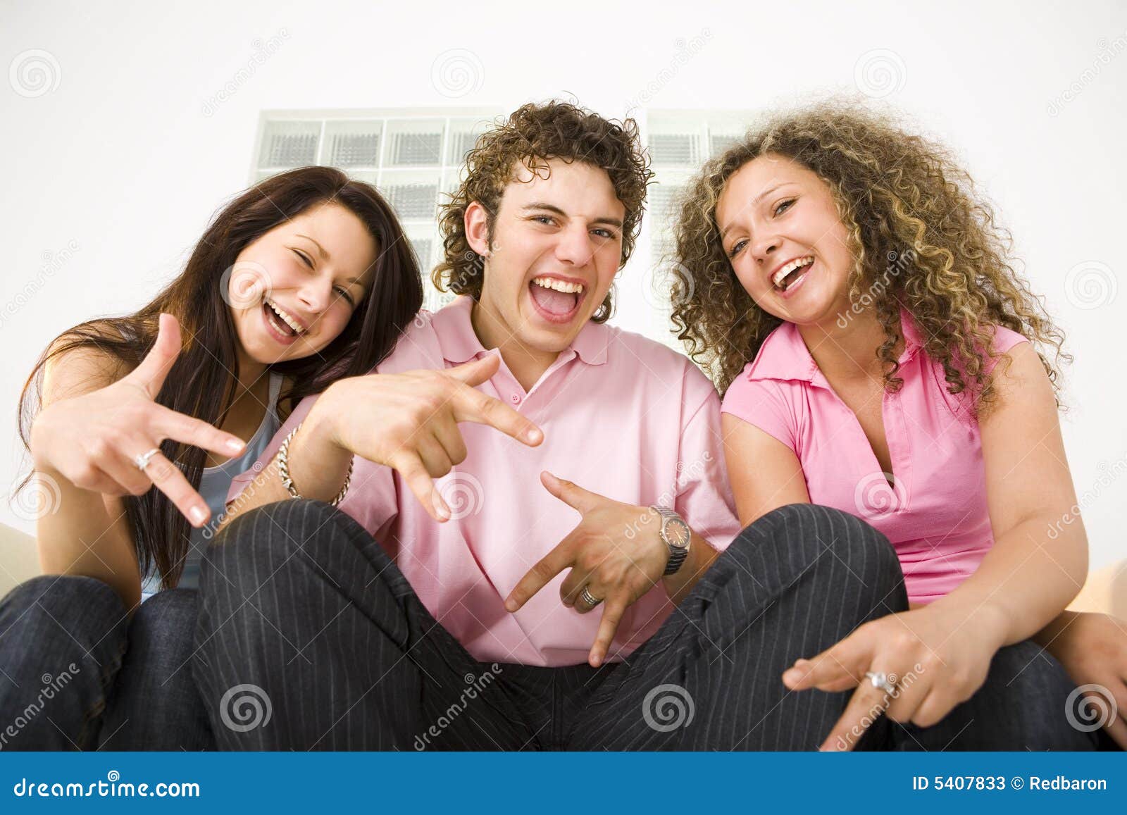 Amigos locos imagen de archivo. Imagen de colegio, siéntese - 5407833