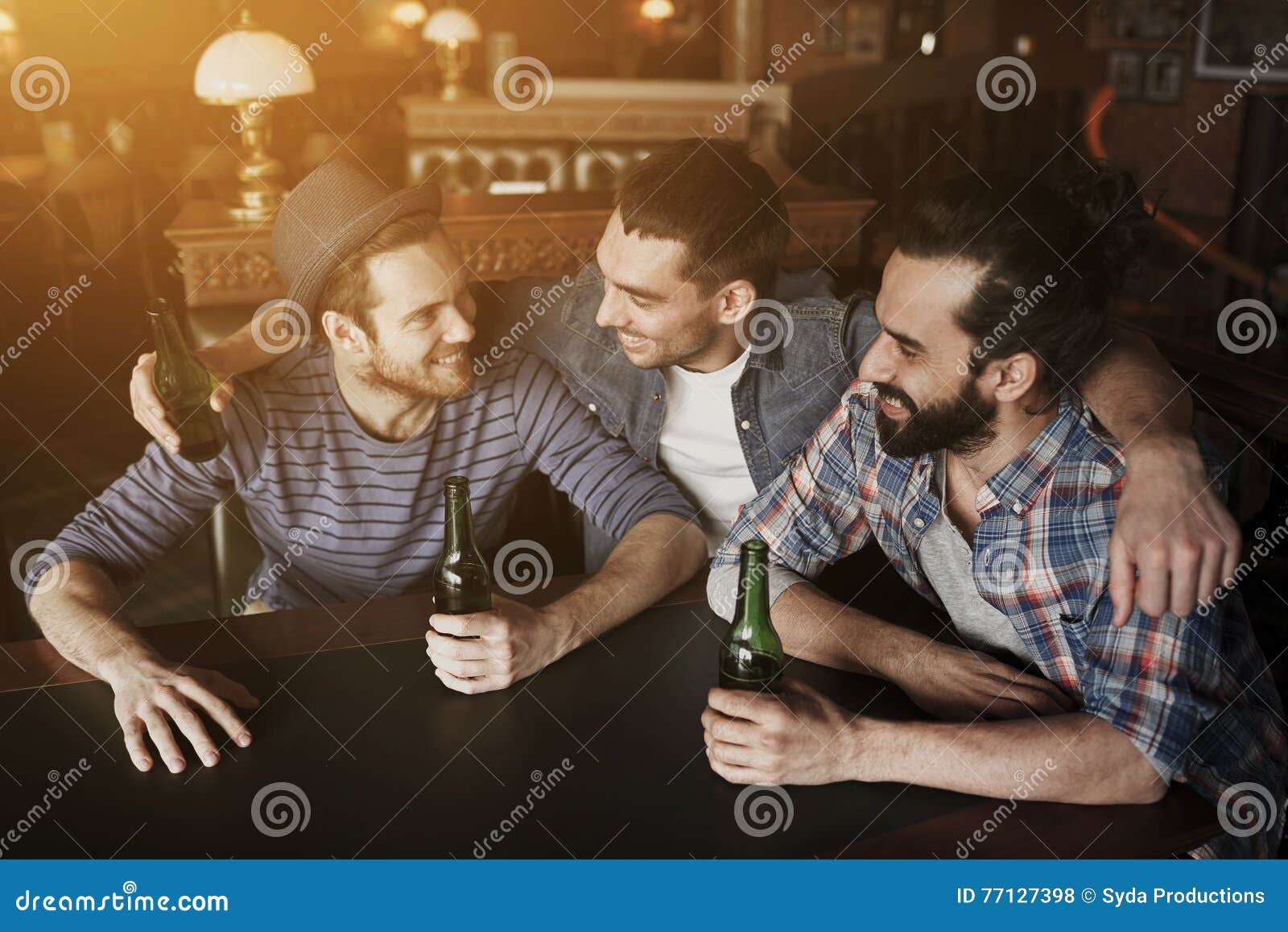 Amigos Masculinos Felices Que Beben La Cerveza En La Barra O El Pub