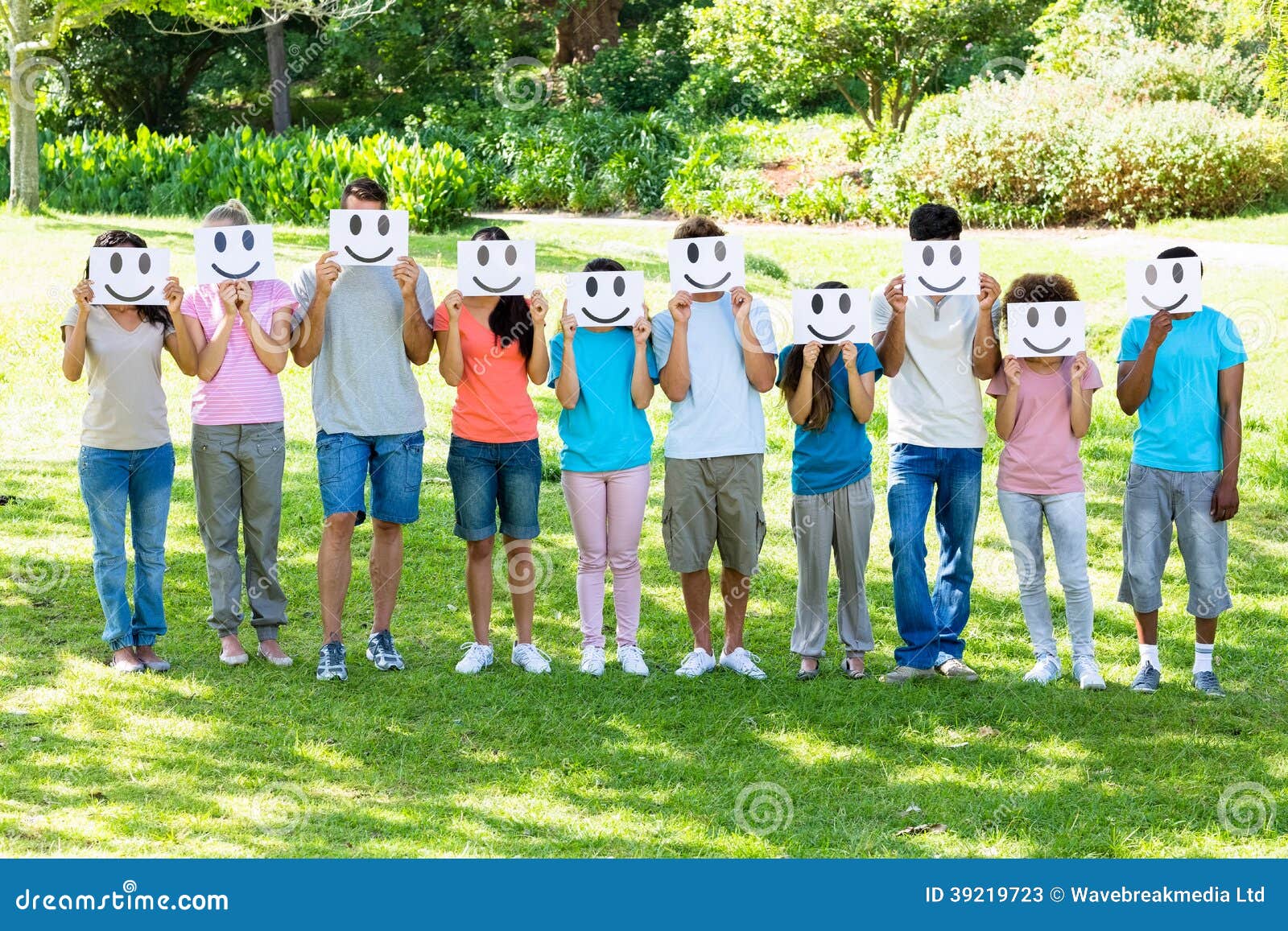 Amigos Multi-étnicos Que Guardam Smiley No Parque Imagem de Stock ...