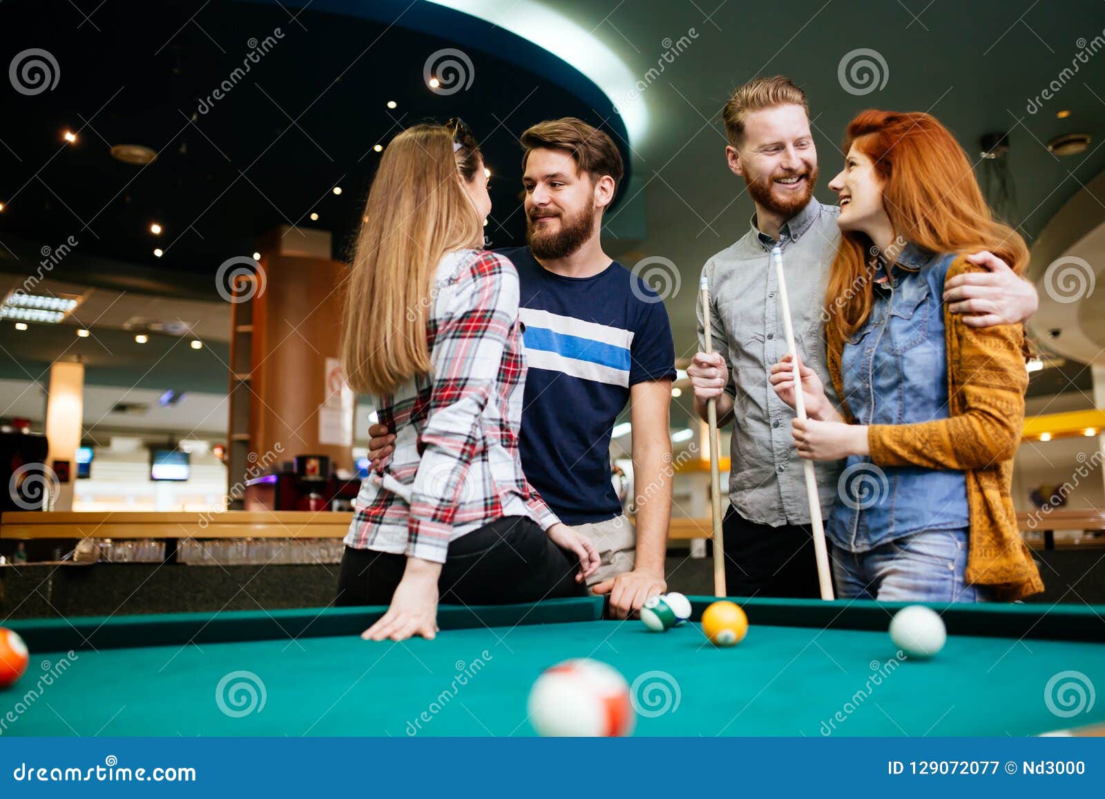 Amigos Novos Felizes Que Jogam A Sinuca E Os Bilhar Imagem De Stock