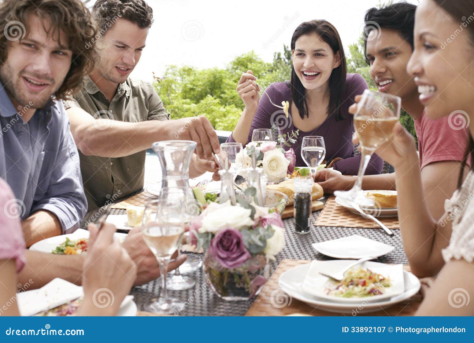 Amigos Que Apreciam O Partido De Jantar Fora Imagem de Stock - Imagem ...
