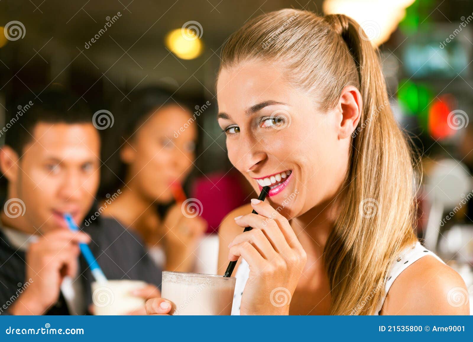 Amigos Que Bebem Milkshakes Em Uma Barra Foto de Stock - Imagem de ...