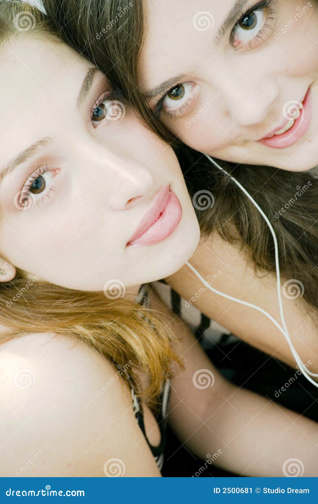 Amigos Que Comparten Los Auriculares Imagen de archivo - Imagen de ... Amigos Que Comparten Los Auriculares Imagen de archivo - Imagen de ...
