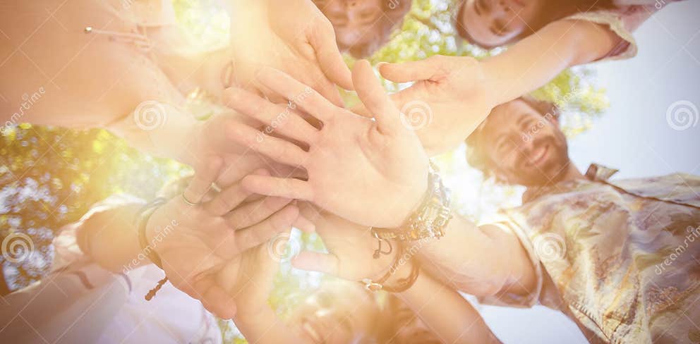 Amigos Que Forman Un Handstack En Parque Foto de archivo - Imagen de aéreo, despreocupado: 97034098