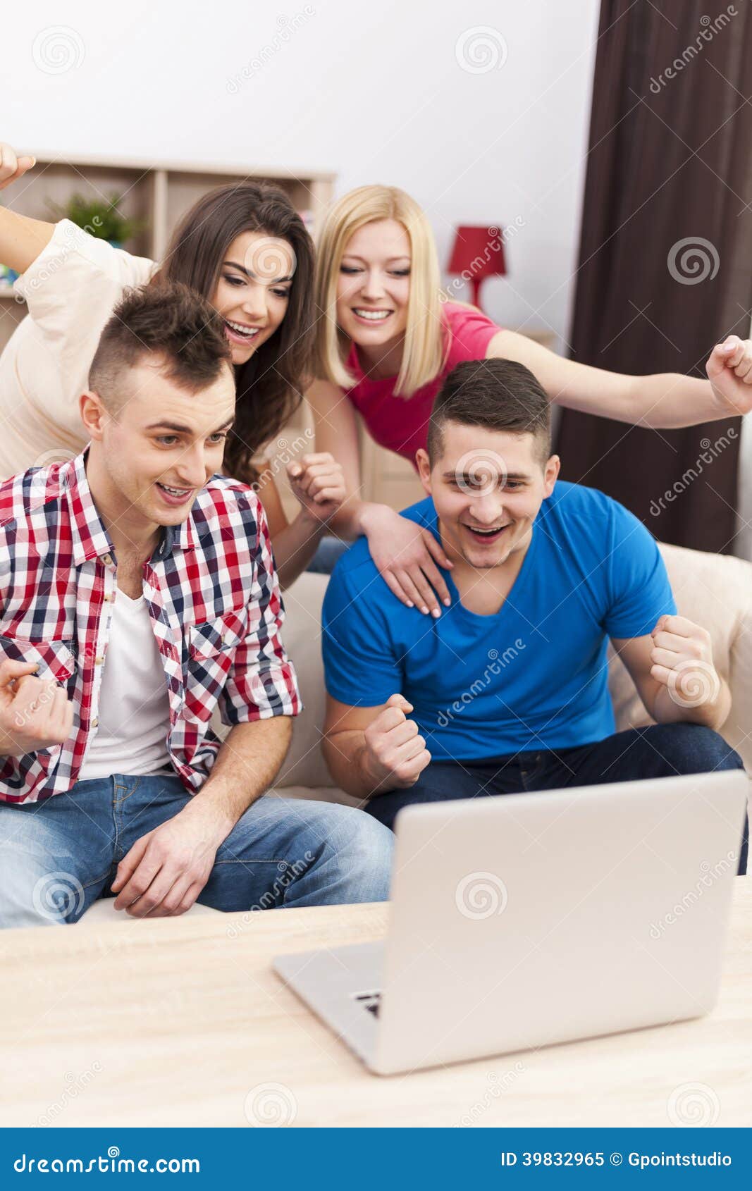 Amigos Que Se Encuentran En Casa Imagen de archivo - Imagen de interior ...