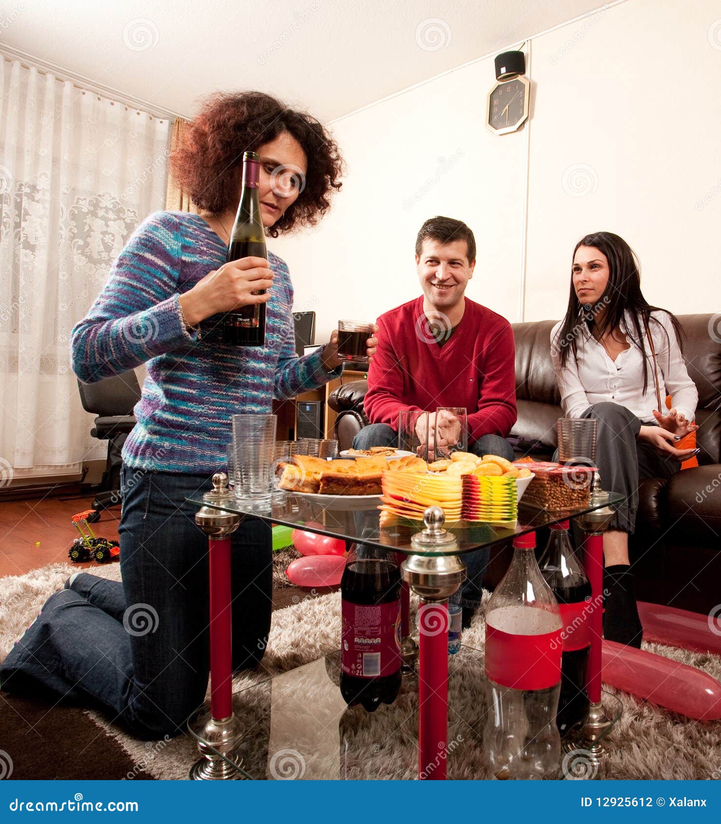 Amigos Que Tienen Una Bebida Foto de archivo - Imagen de blanco ...
