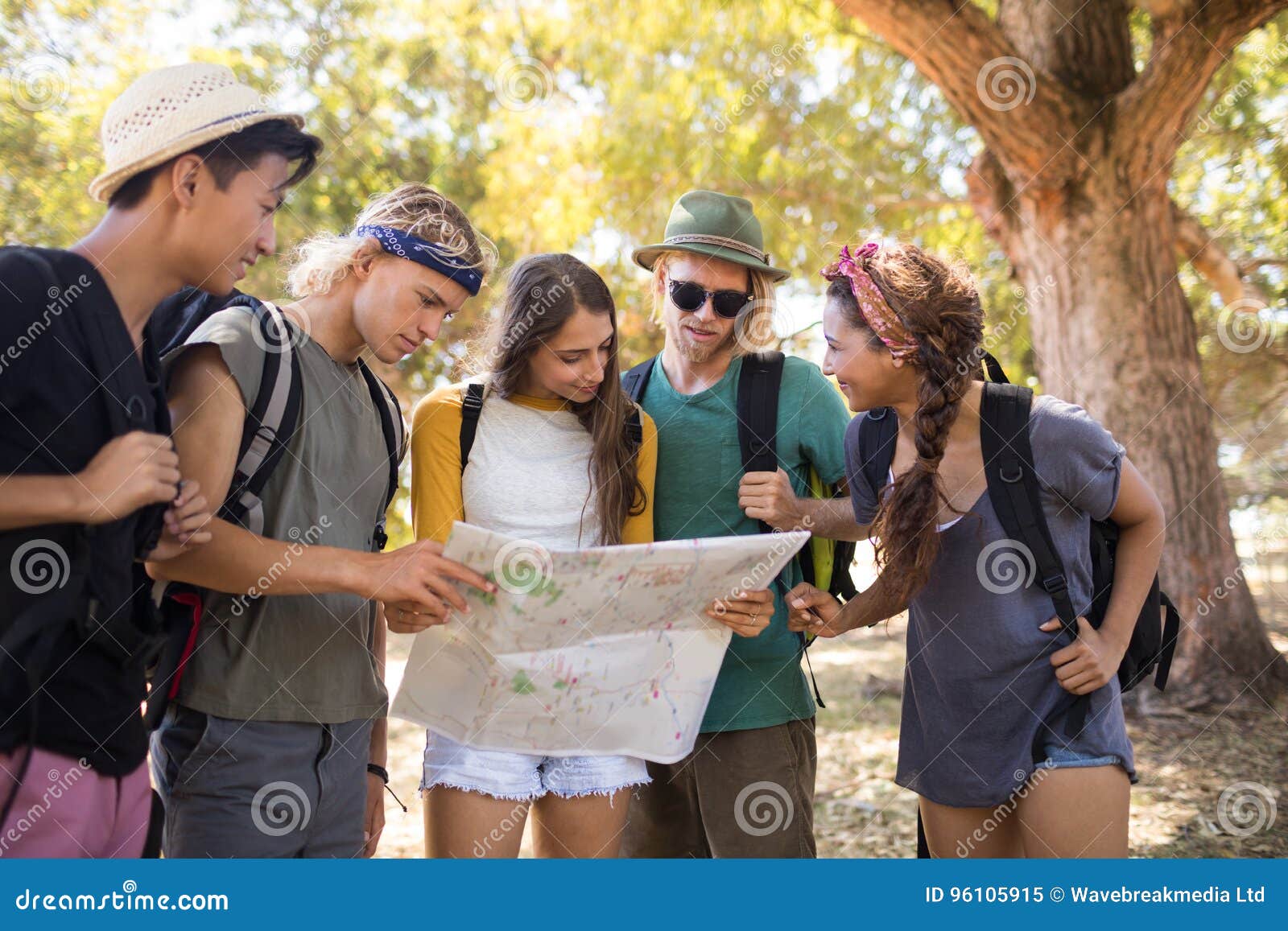 Amigos que usan el mapa imagen de archivo. Imagen de campo - 96105915