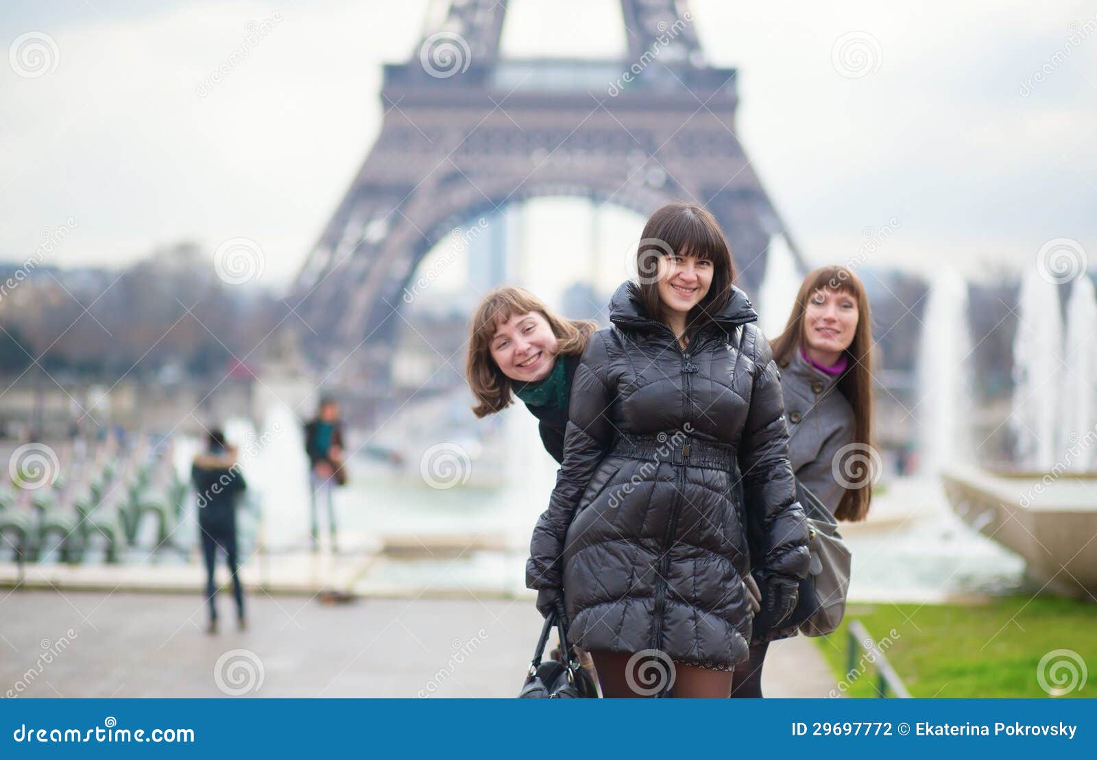 Amis à Paris photo stock. Image du humain, beau, france - 29697772
