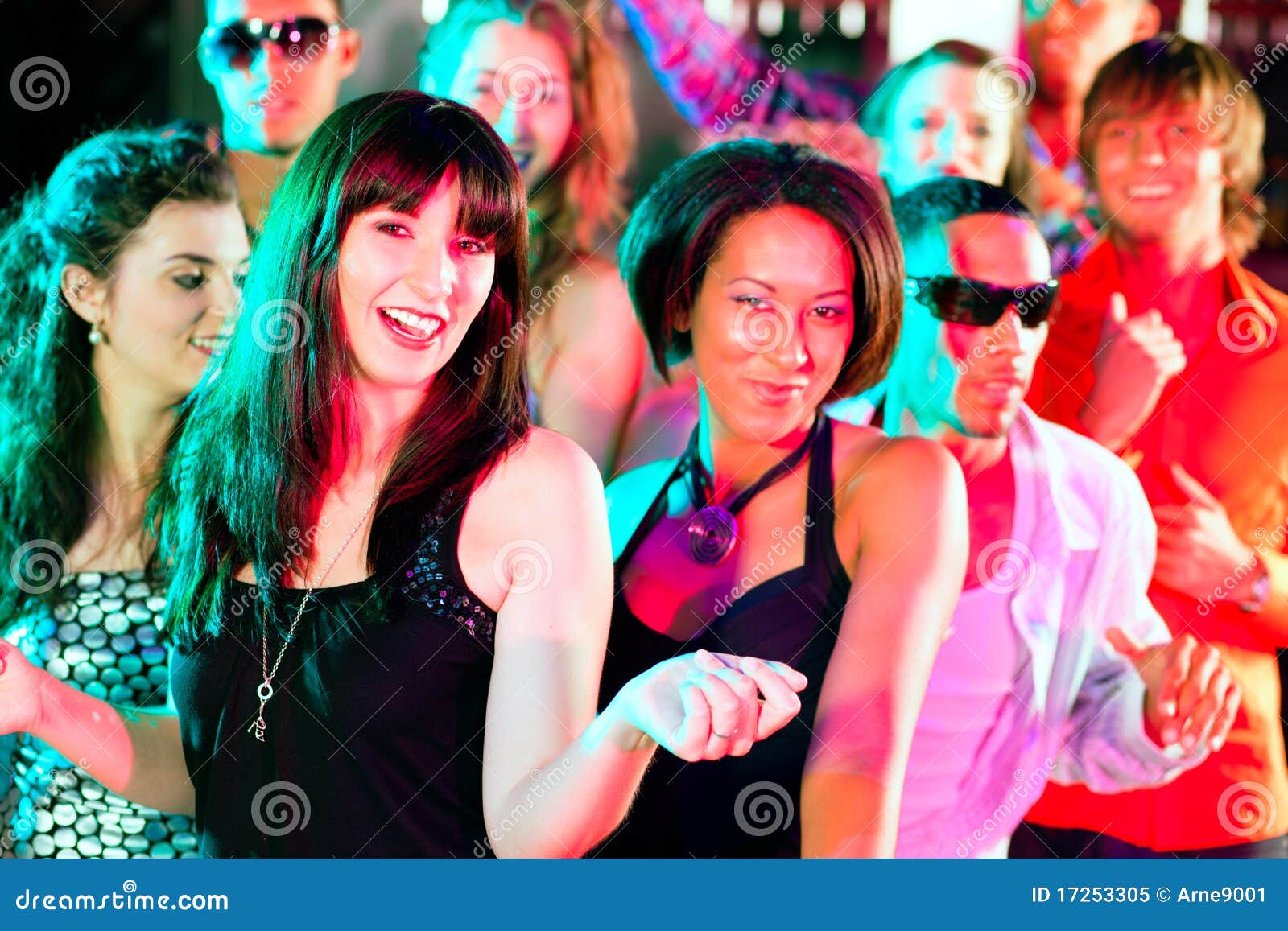 Amis Dansant Dans Le Club Ou La Disco Image stock - Image du amusement ...