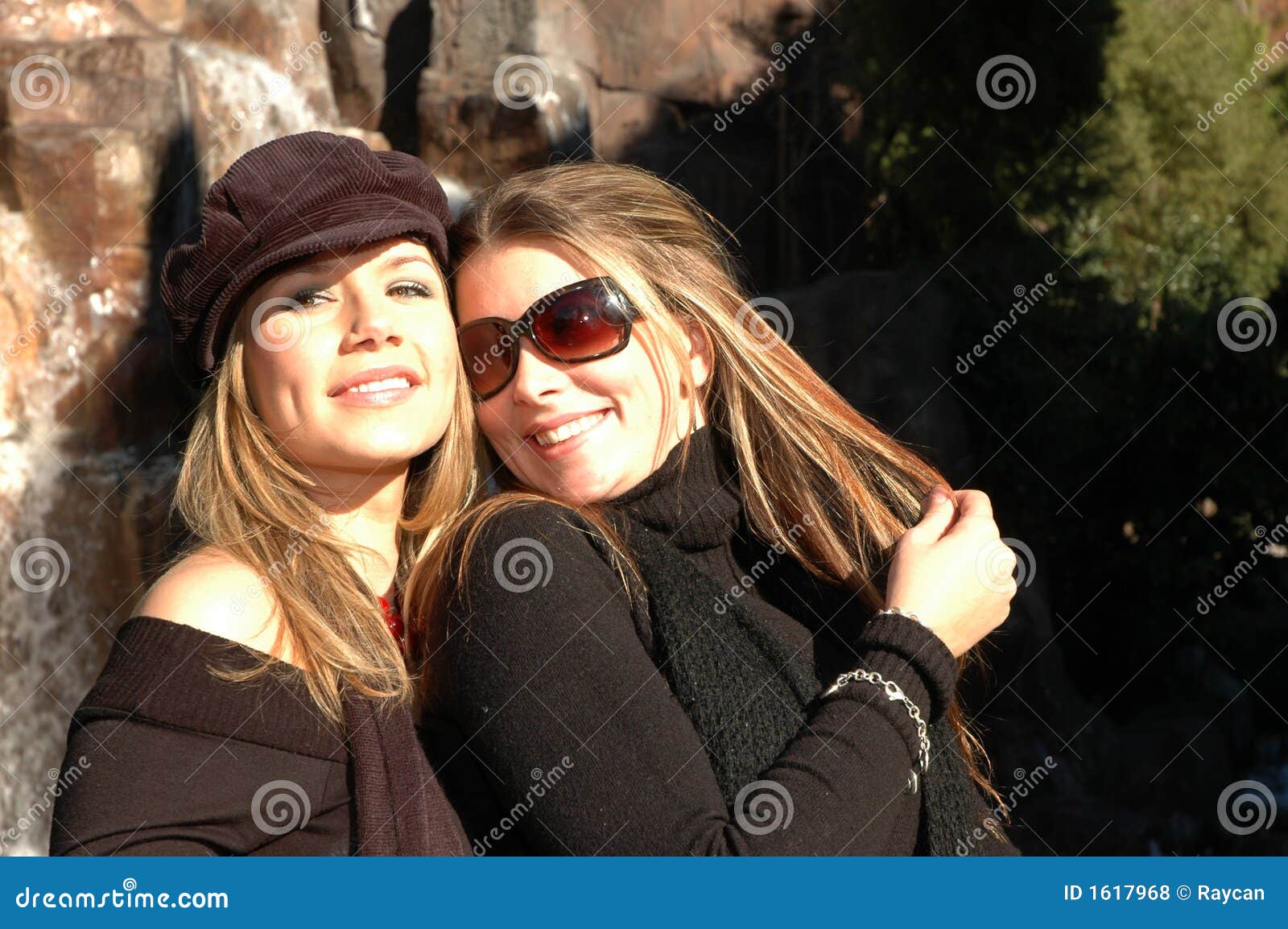 Amis idiots. photo stock. Image du noir, mode, adoration - 1617968