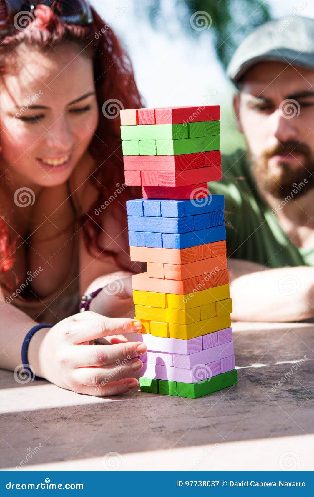 Amis jouant le jeu de bloc image stock. Image of lifestyle - 97738037