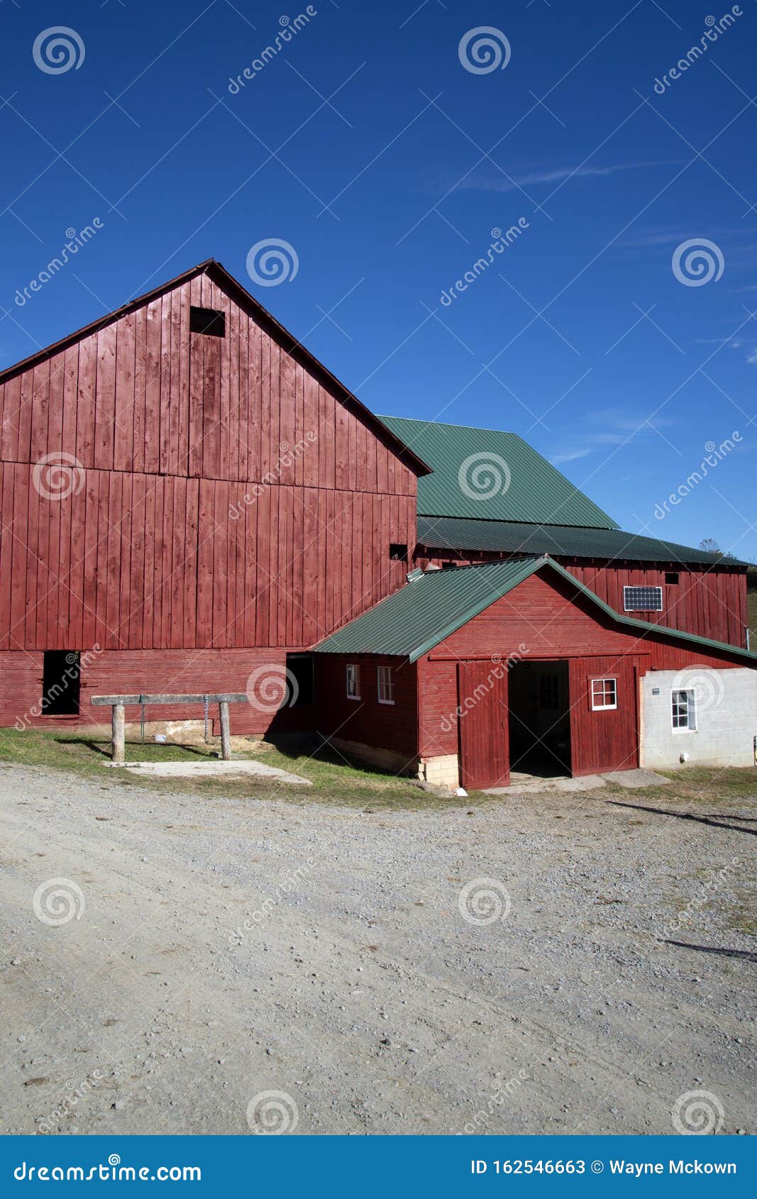 Amish red barn stock image. Image of farmland, driveway - 162546663