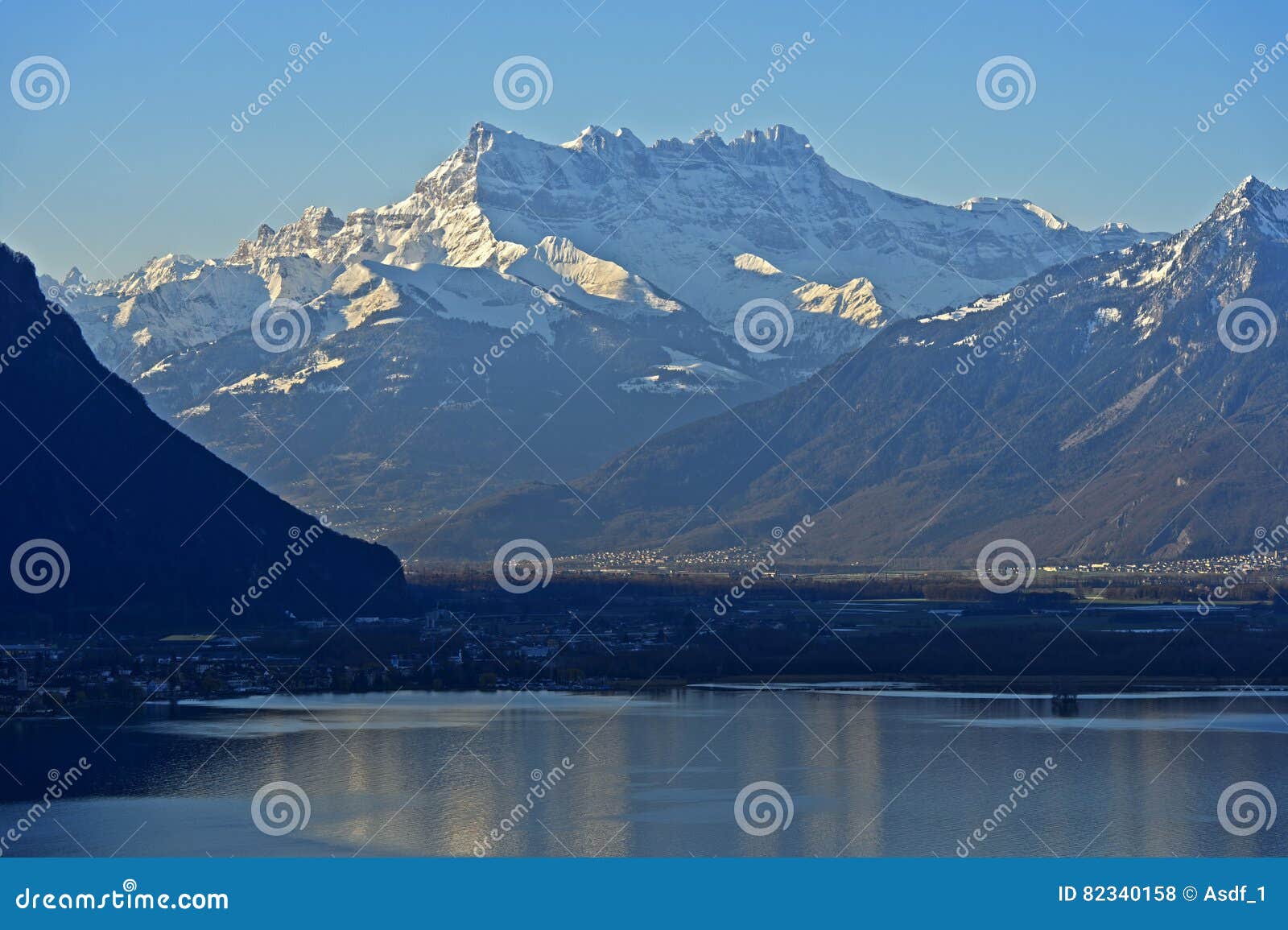 Ammacca Il Du Midi, Il Lago Lemano Fotografia Stock - Immagine di ...