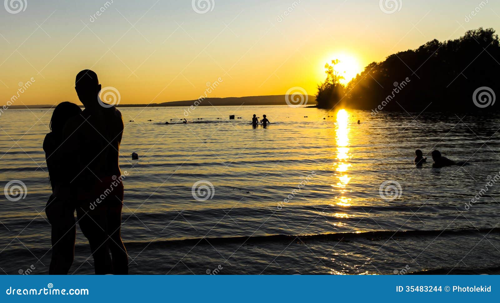 Amor na praia foto de stock. Imagem de povos, pares, heterossexual ...