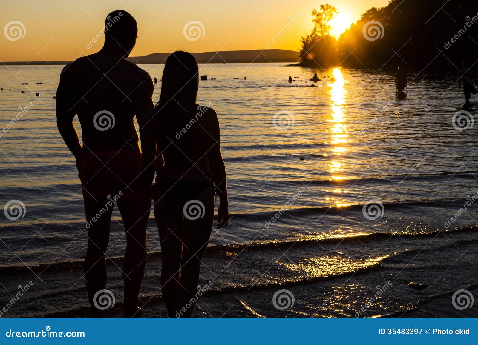 Amor na praia imagem de stock. Imagem de cabelo, sombra - 35483397