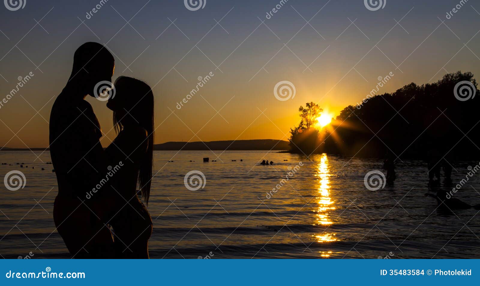 Amor na praia foto de stock. Imagem de longo, sensualidade - 35483584