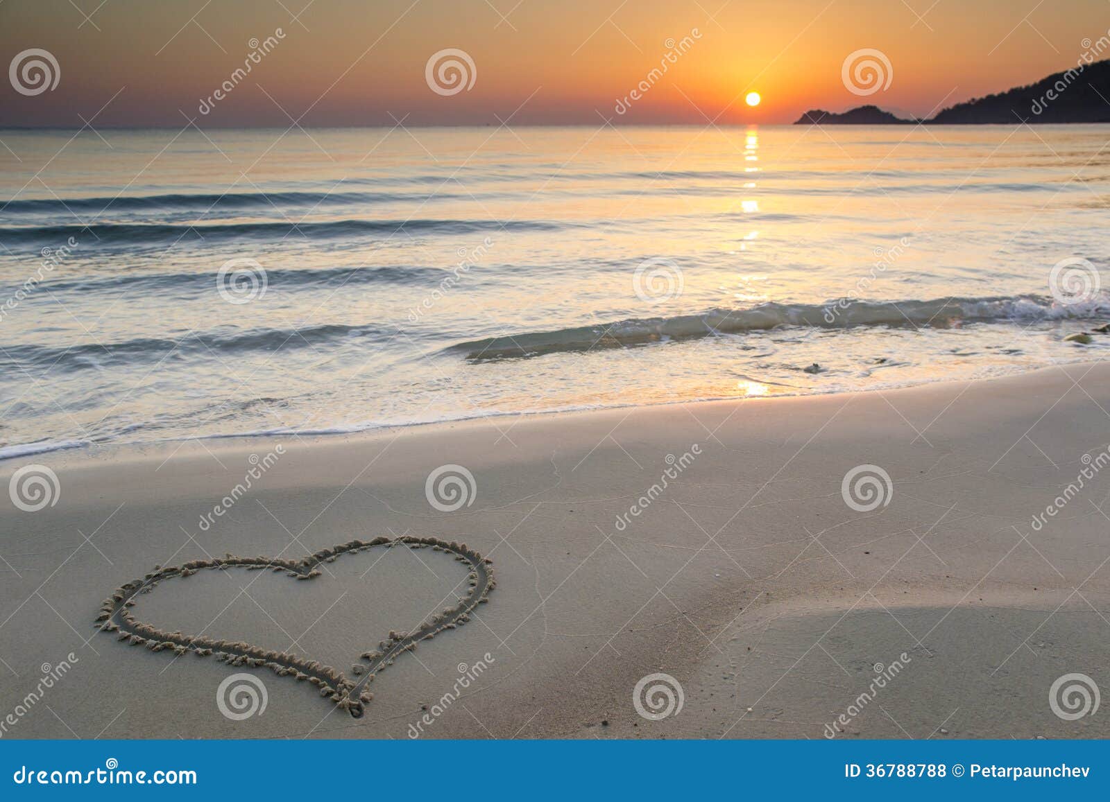 Amor no nascer do sol foto de stock. Imagem de feriado - 36788788