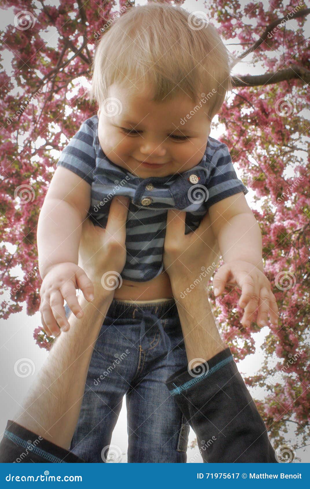 Amor paternal con el hijo imagen de archivo. Imagen de bebé - 71975617