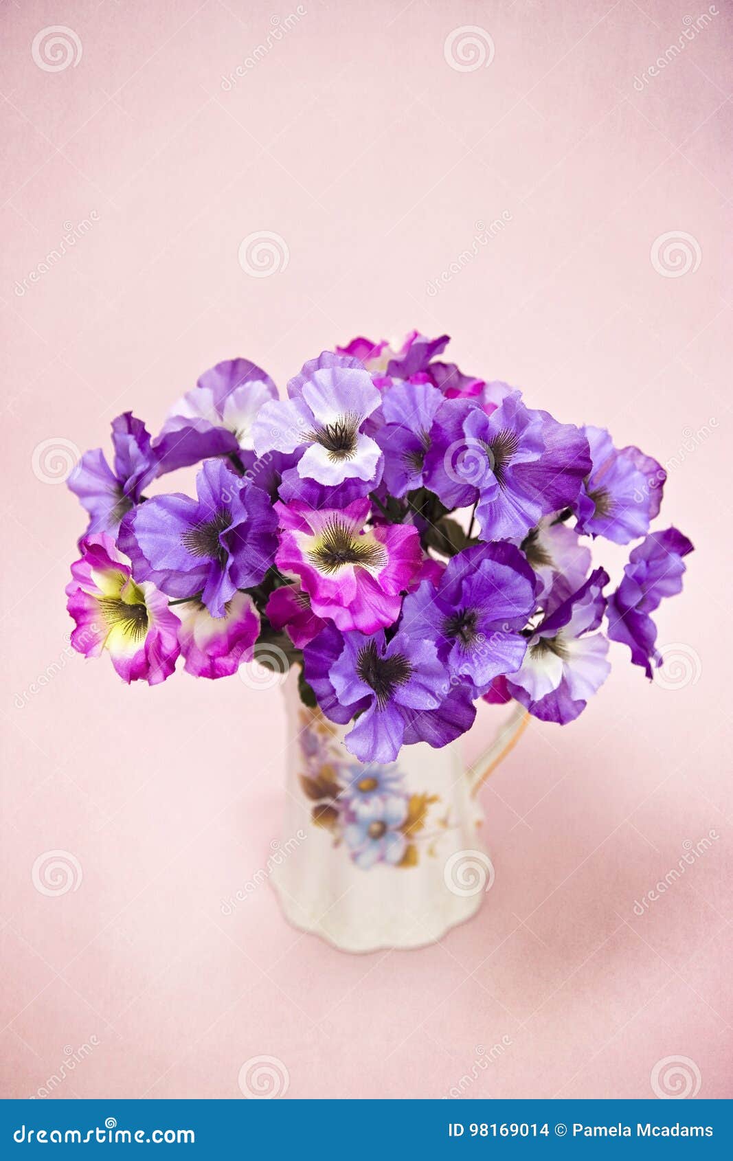 Amor Perfeito De Seda Roxo E Cor-de-rosa Bonito Foto de Stock - Imagem ...