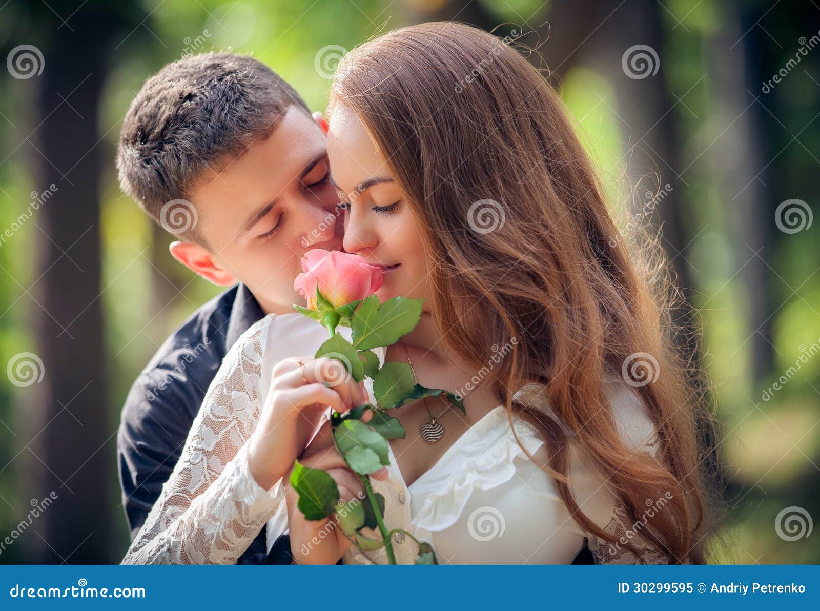 Amor Y Afecto Entre Un Par Joven Imagen de archivo - Imagen de ...