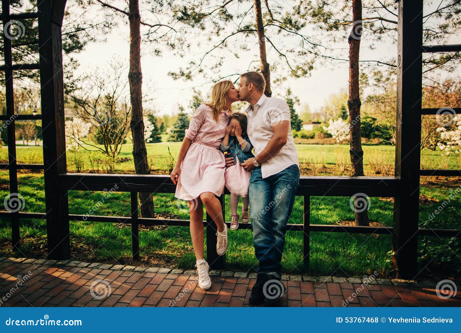 Amore e bambini fotografia stock. Immagine di amore, femmina - 53767468