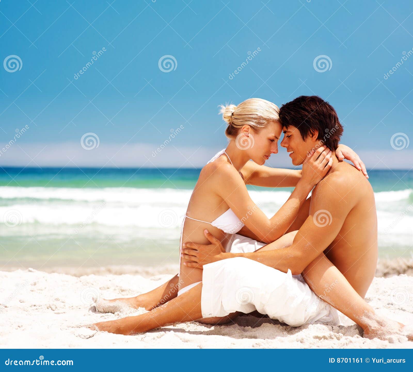 Amour De Couples De Plage Romantique Image stock - Image du plage, moderne: 8701161