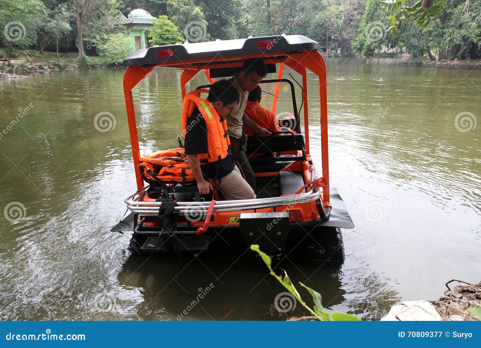 Amphibious vehicle editorial photography. Image of rescuers - 70809377