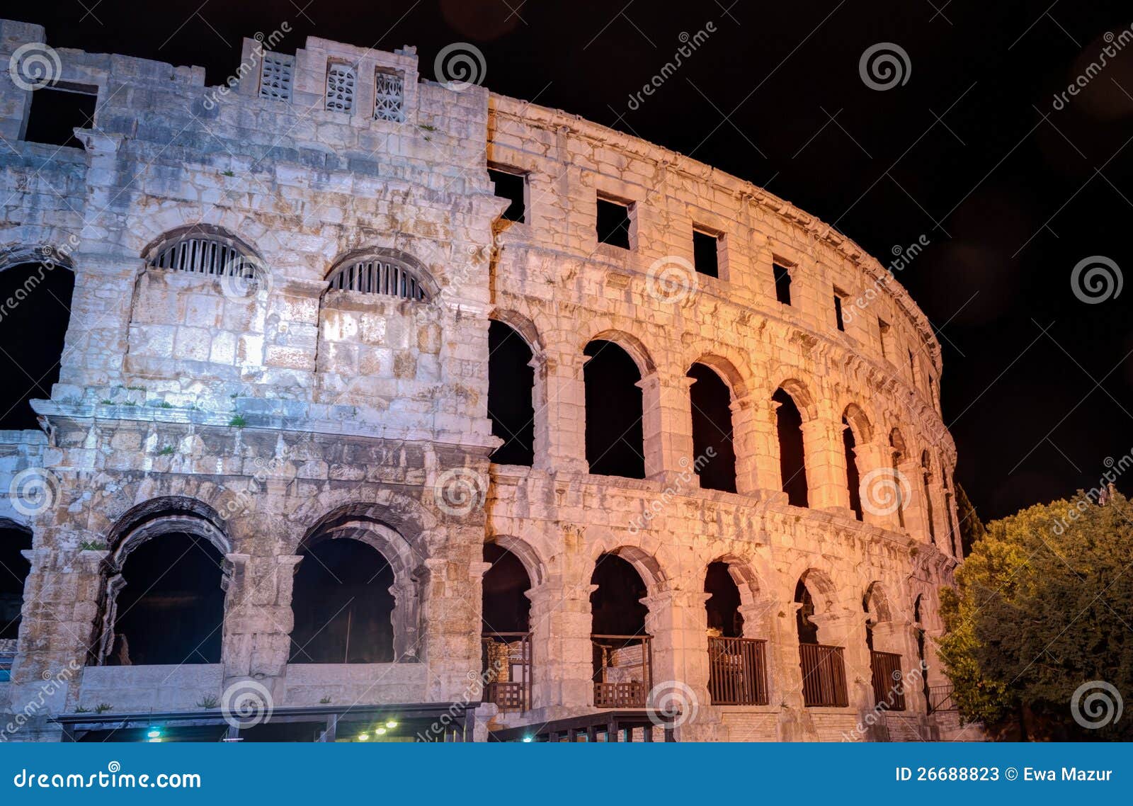 Amphiteater image stock. Image du ruine, structure, course - 26688823