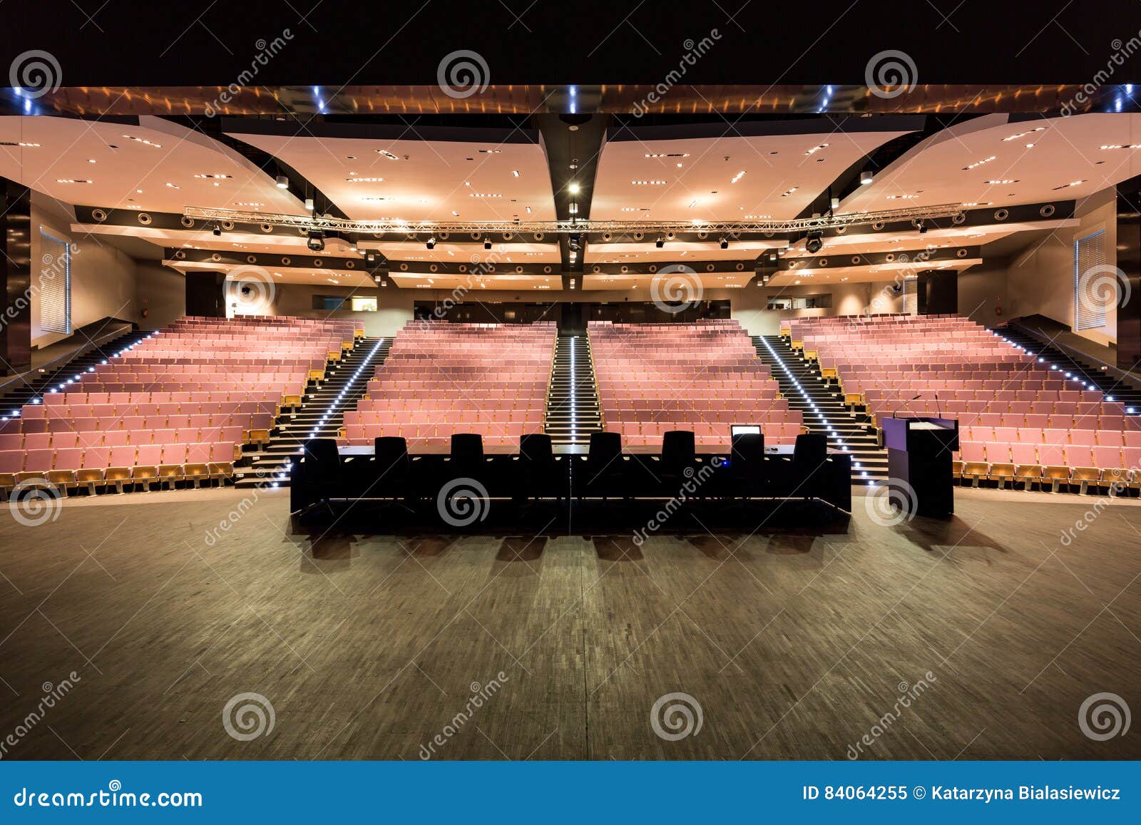 Amphithéâtre Avec La Longs Table Et Podium Image stock - Image du ...