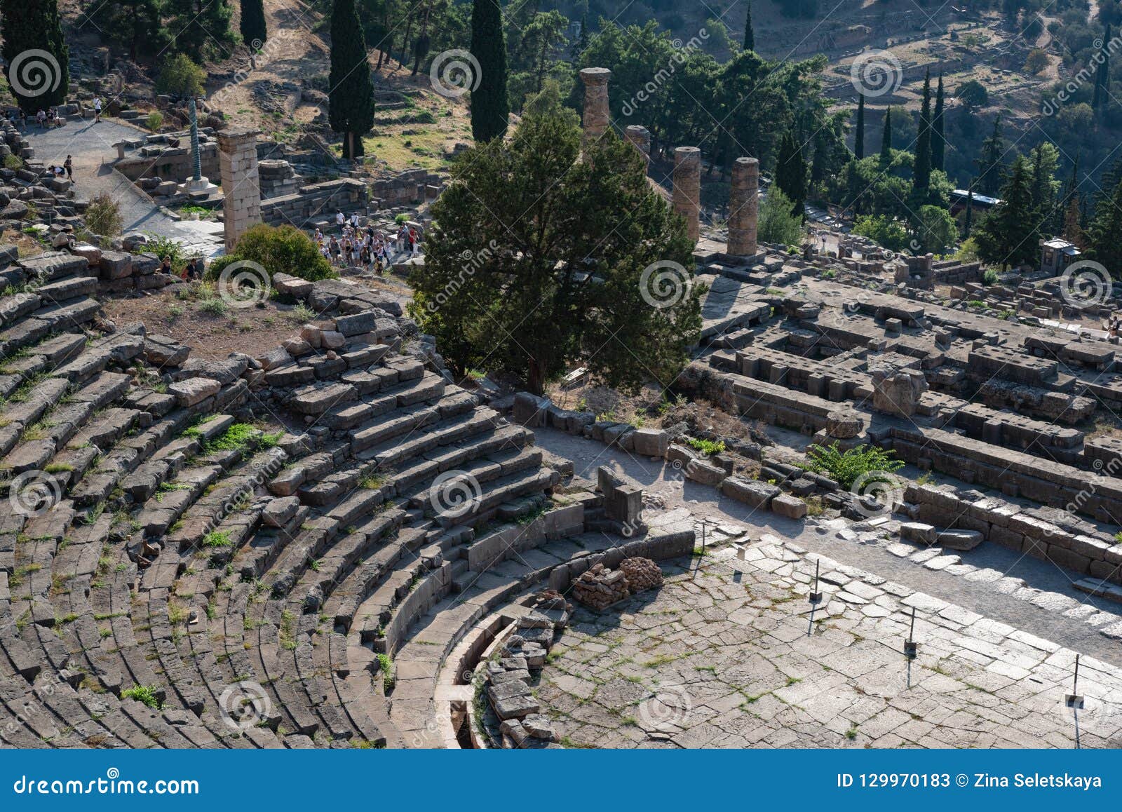 Amphitheater am Delphi-Standort, Griechenland Redaktionelles Stockfoto ...