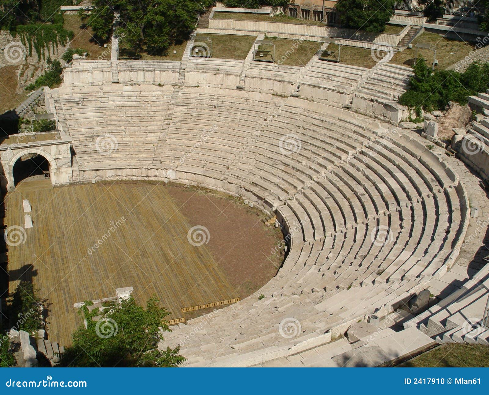 Amphitheatre fotografia stock. Immagine di teatro, banchi - 2417910