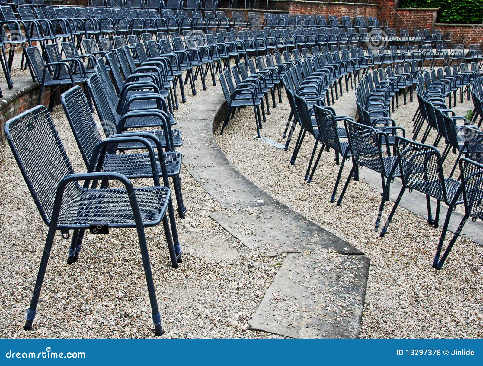 Amphitheatre com cadeiras foto de stock. Imagem de escadas - 13297378