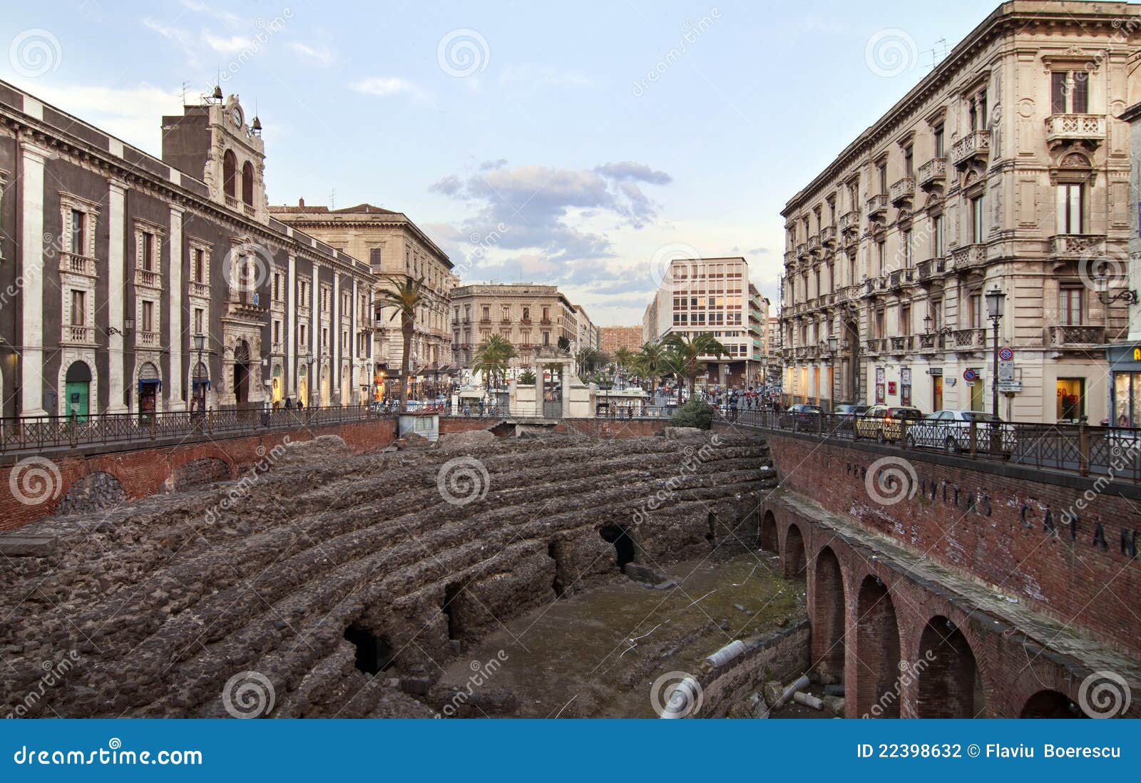 Amphitheatre Romain à Catane Photo stock - Image du urbain, romain ...