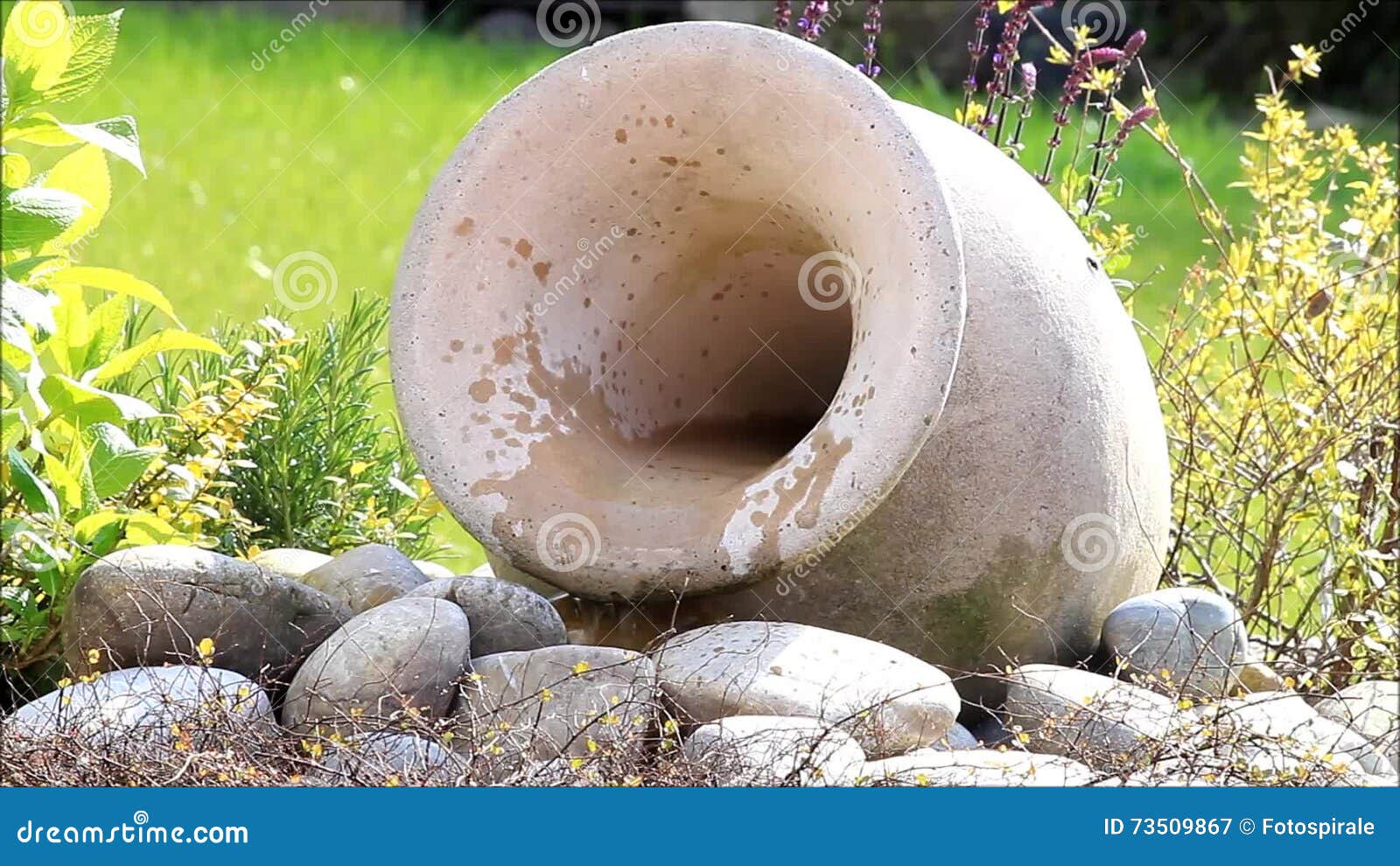 Amphore Mit Wasser, Gartendekoration Stock Video - Video von wasserfall ...