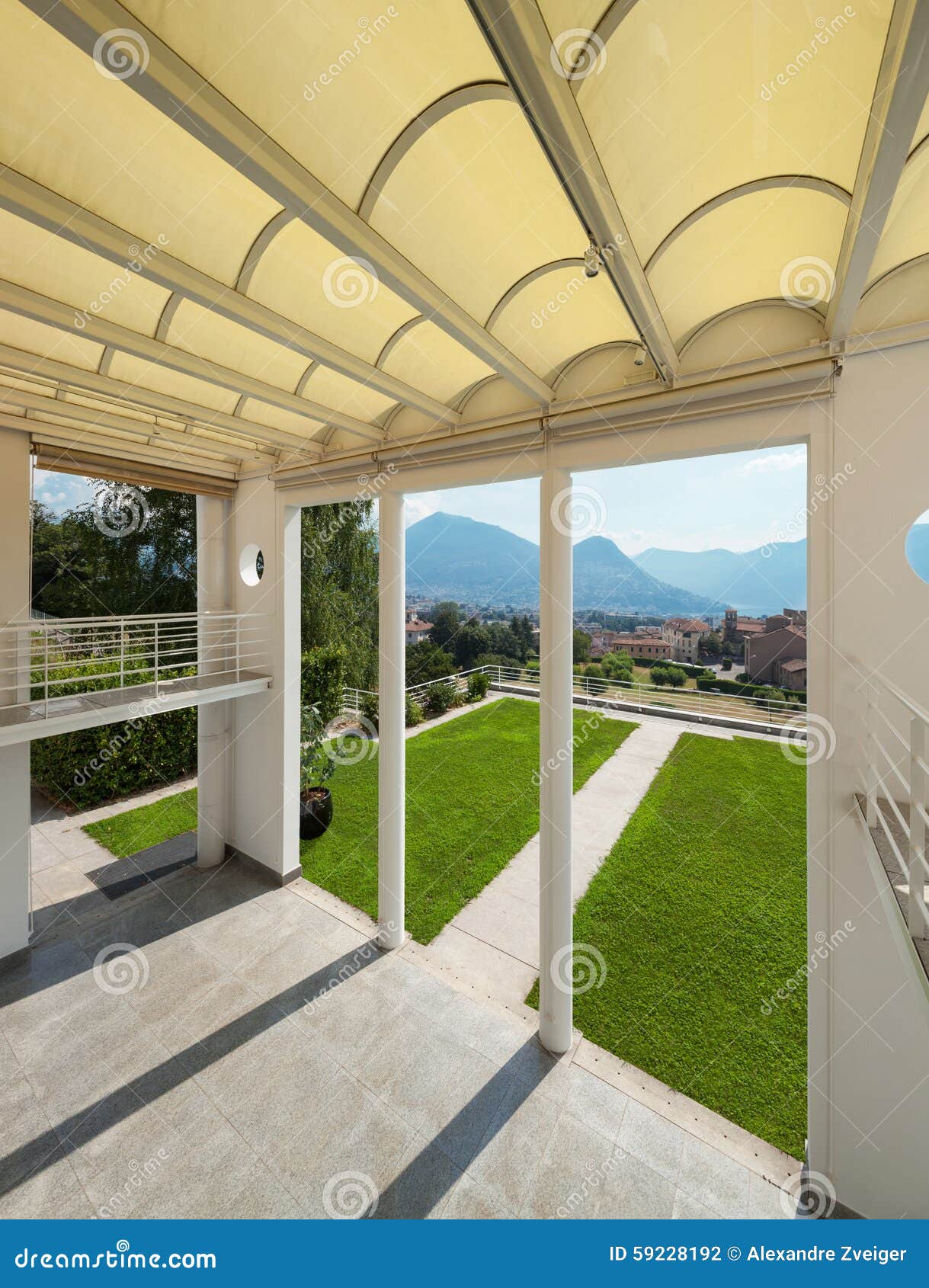 Ampia Veranda Di Una Casa Moderna Fotografia Stock - Immagine di ...