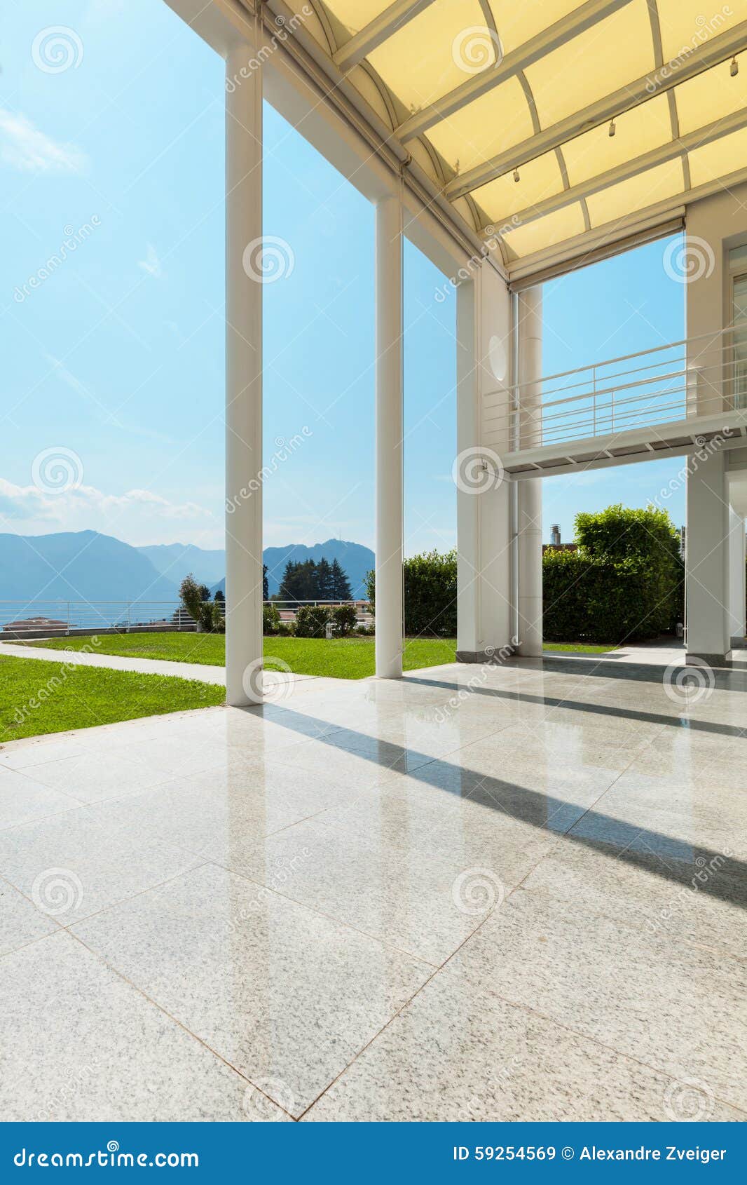 Ampia Veranda Di Una Casa Moderna Immagine Stock - Immagine di casa ...