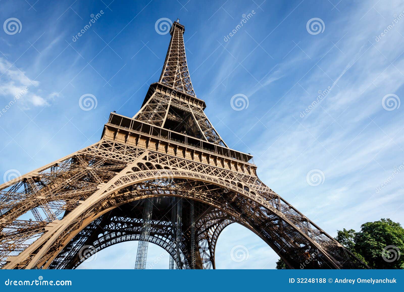 Ampia Vista Della Torre Eiffel Dalla Terra, Parigi Fotografia Stock ...
