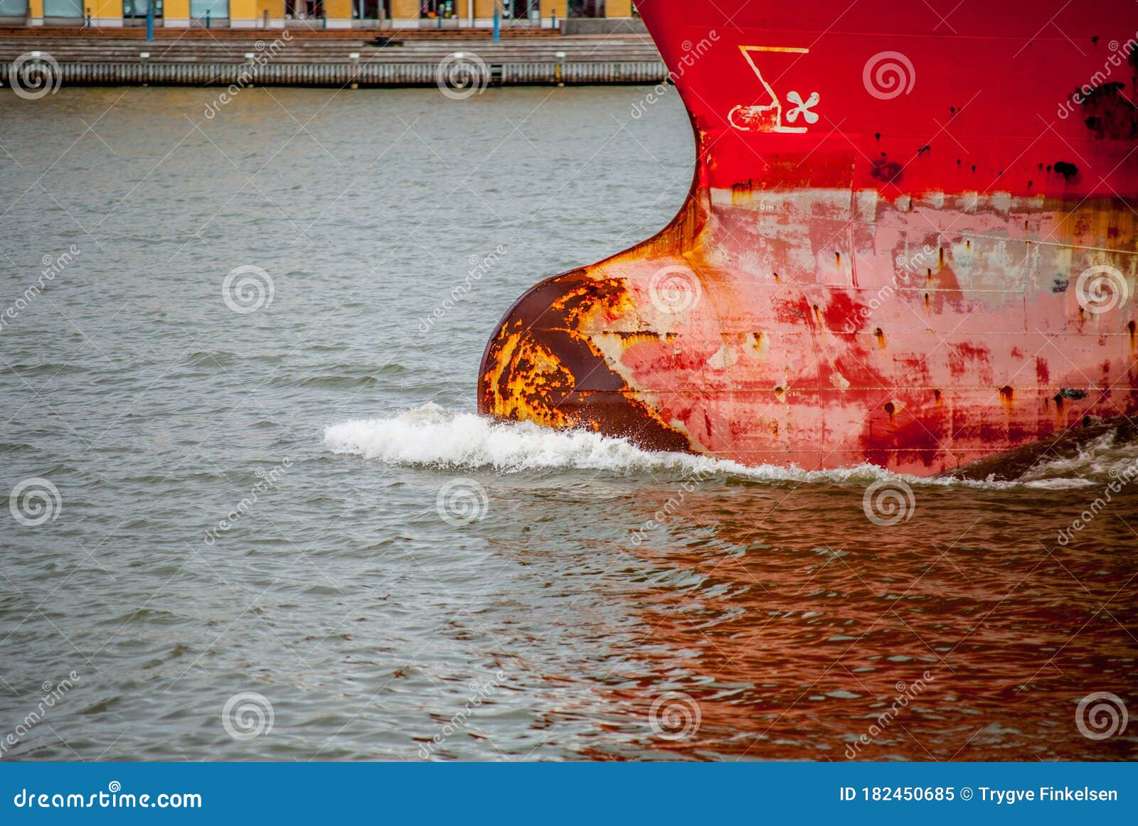 A Ampola E a Proa De Um Navio Vermelho Imagem de Stock - Imagem de ...