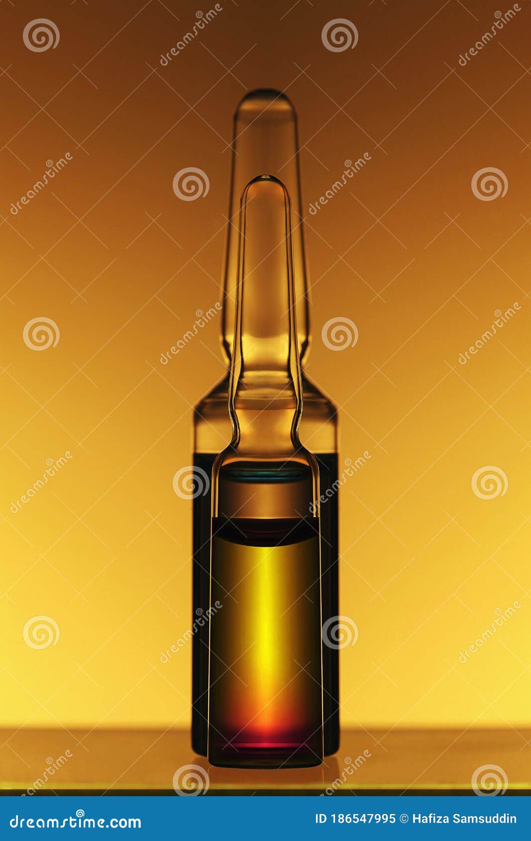 Ampola Pequena E Grande. Imagem Conceitual Imagem de Stock - Imagem de ...